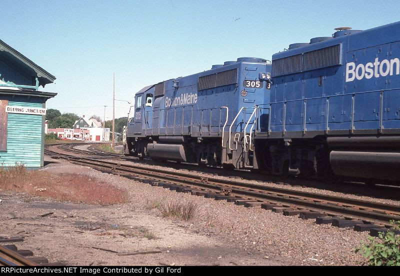 B&M 305+(GP40-2)